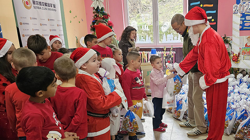 Srbija Ziđin Majning obradovala paketićima učenike OŠ "Stanoje ...